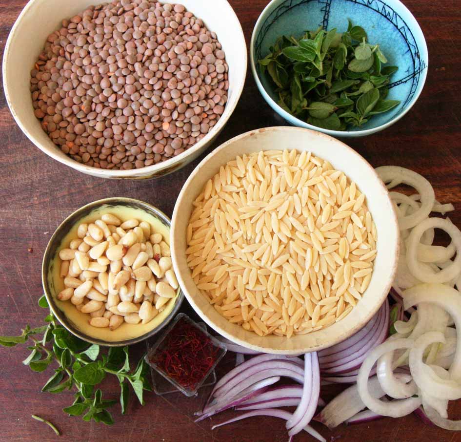 Eet lensie- orzo en goudbruin uie met geroosterde dennepitte langs die ...