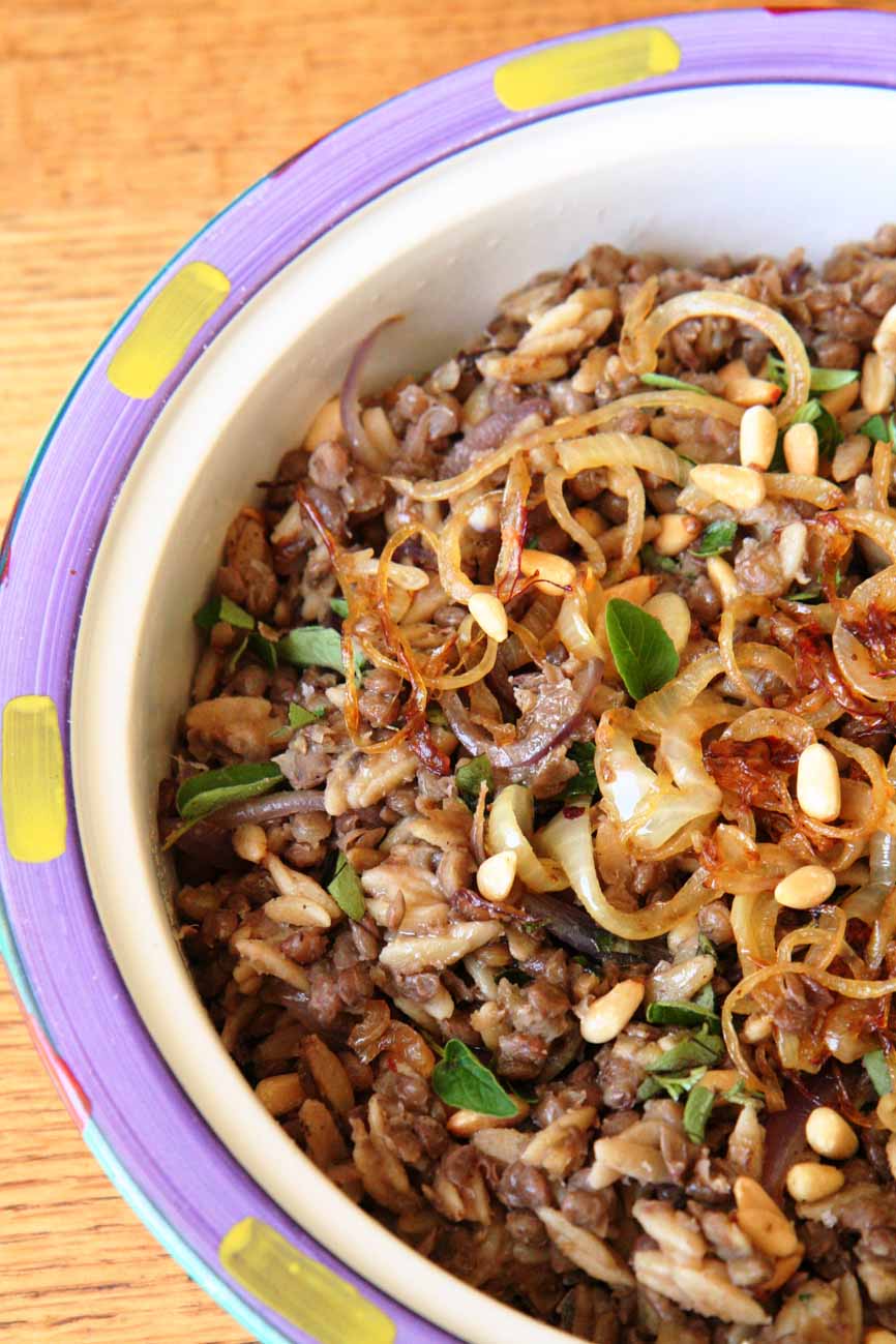 Eet lensie- orzo en goudbruin uie met geroosterde dennepitte langs die ...