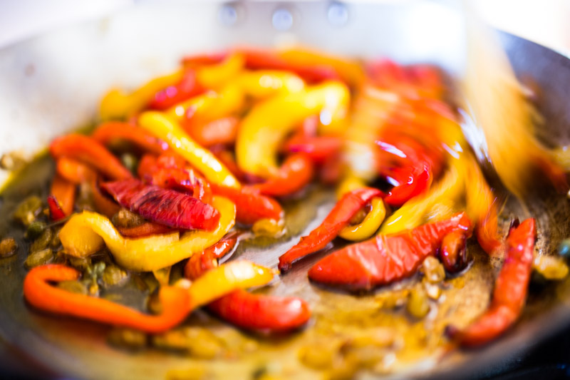 Geroosterde kersietamatiesous vir pasta-aand + soetrissie agrodolce op ...