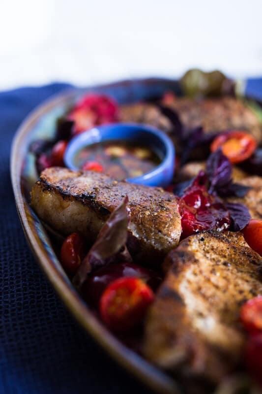 VARK RUMPSTEAK OOR DIE KOLE MET GEROOSTERDE PRUIME & TAMATIE – Huiskok