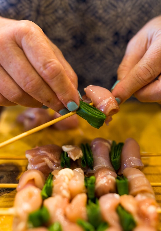 Yakitori – Japanese hoenderspiesies oor die kole en uie-stokkiesbraai ...